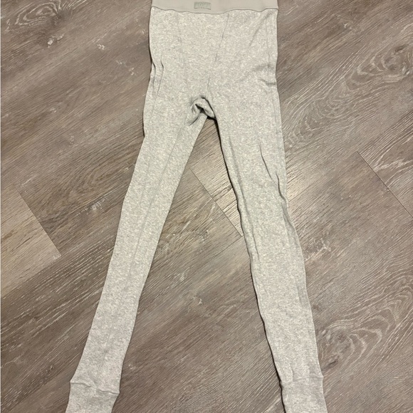 SKIMS | Bottoms | Skims Light Gray Leggings | Poshmark